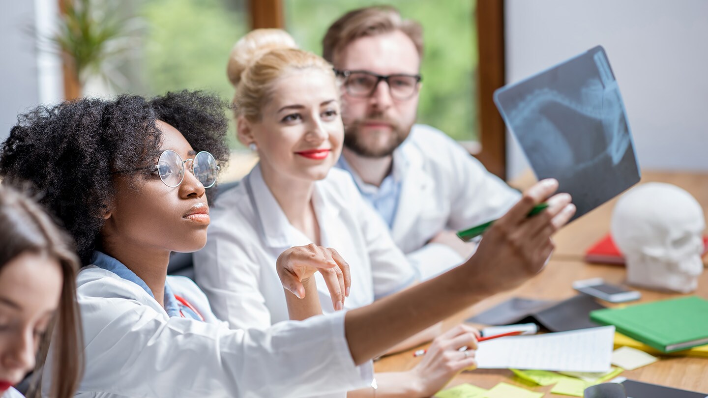 How Many Shadowing Hours Do You Need to Apply for Medical School? | Chase